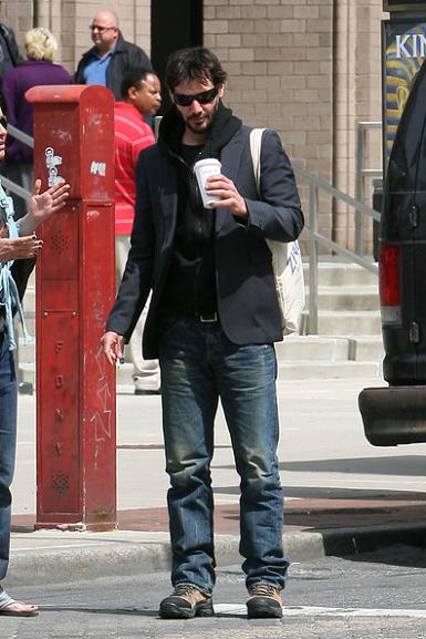 KEANEWS: May 11 2010 Keanu Reeves Drinks Coffee in NY